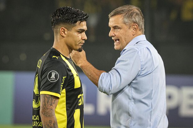 Polémica en el CDS: penal para Peñarol que el VAR anuló por offside ...