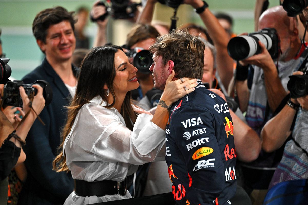 Kelly Piquet schittert op cover van magazine met foto's in woonplaats ...