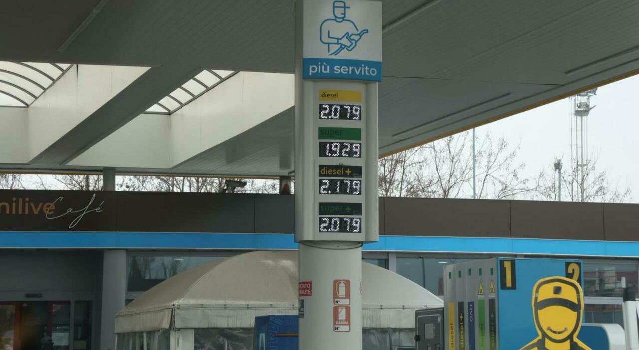Prezzi benzina e diesel aprile 2026: calo del gasolio e risparmio al ...