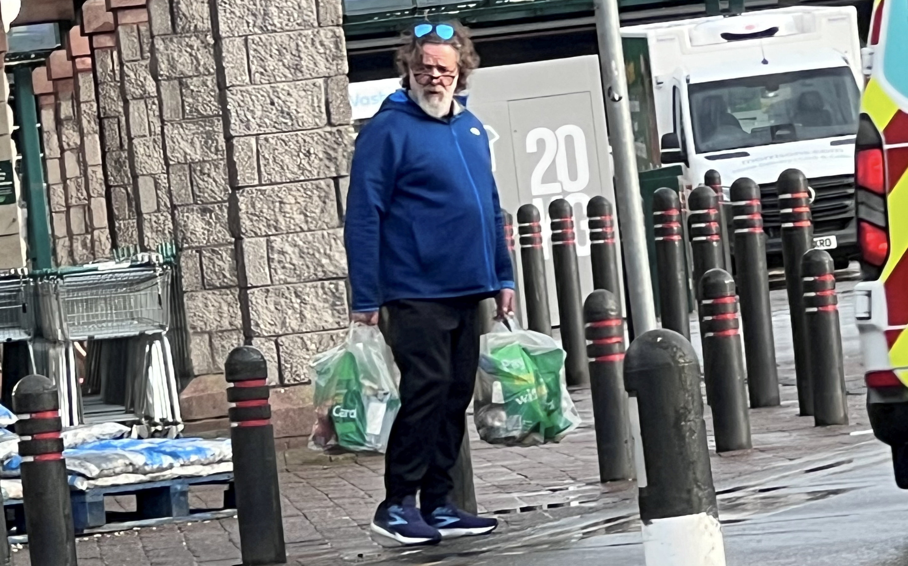 Russell Crowe spotted at Scottish supermarket as filming for Highlander ...