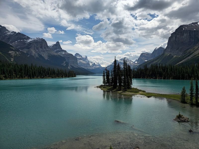 14 beautiful lakes in Canada that still feel wild and unspoiled
