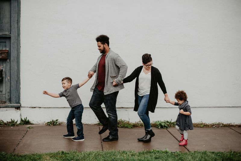 30 signs you were raised in a troubled family without fully realizing it