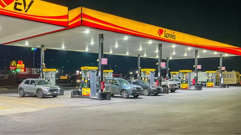 Gas prices may fall to $3 this summer despite war-related spikes, says ...