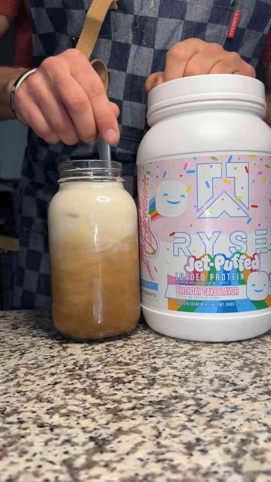 High-protein breakfast on the go 💪🥤 I eat this every day and it never ...