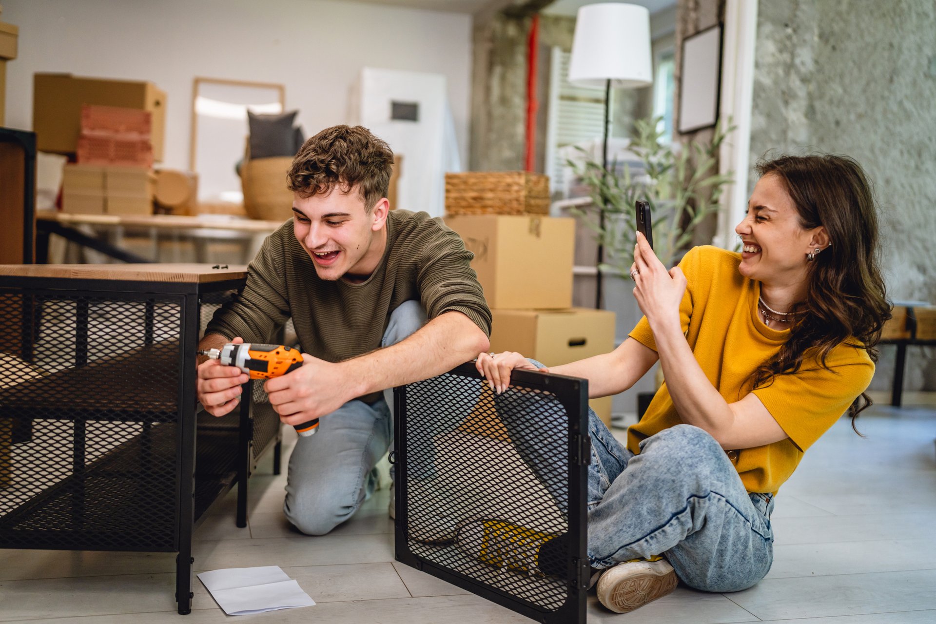 Nie wieder Streit beim Möbelaufbau: Mit unseren 9 IKEA-Witzen klappts ...