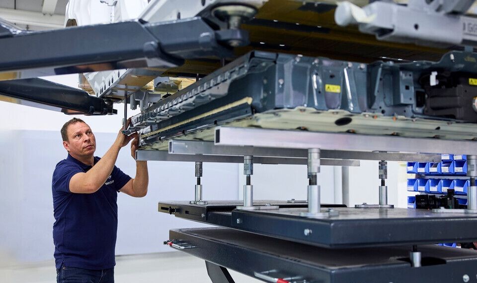 Get 466-mile range and 5-minute refueling with BMW's hydrogen flat storage