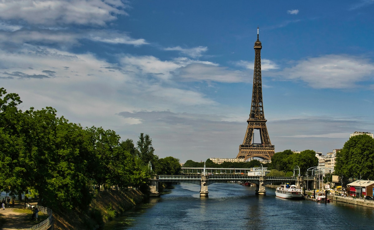 Indian man in Paris explains reality of job hunting in Europe