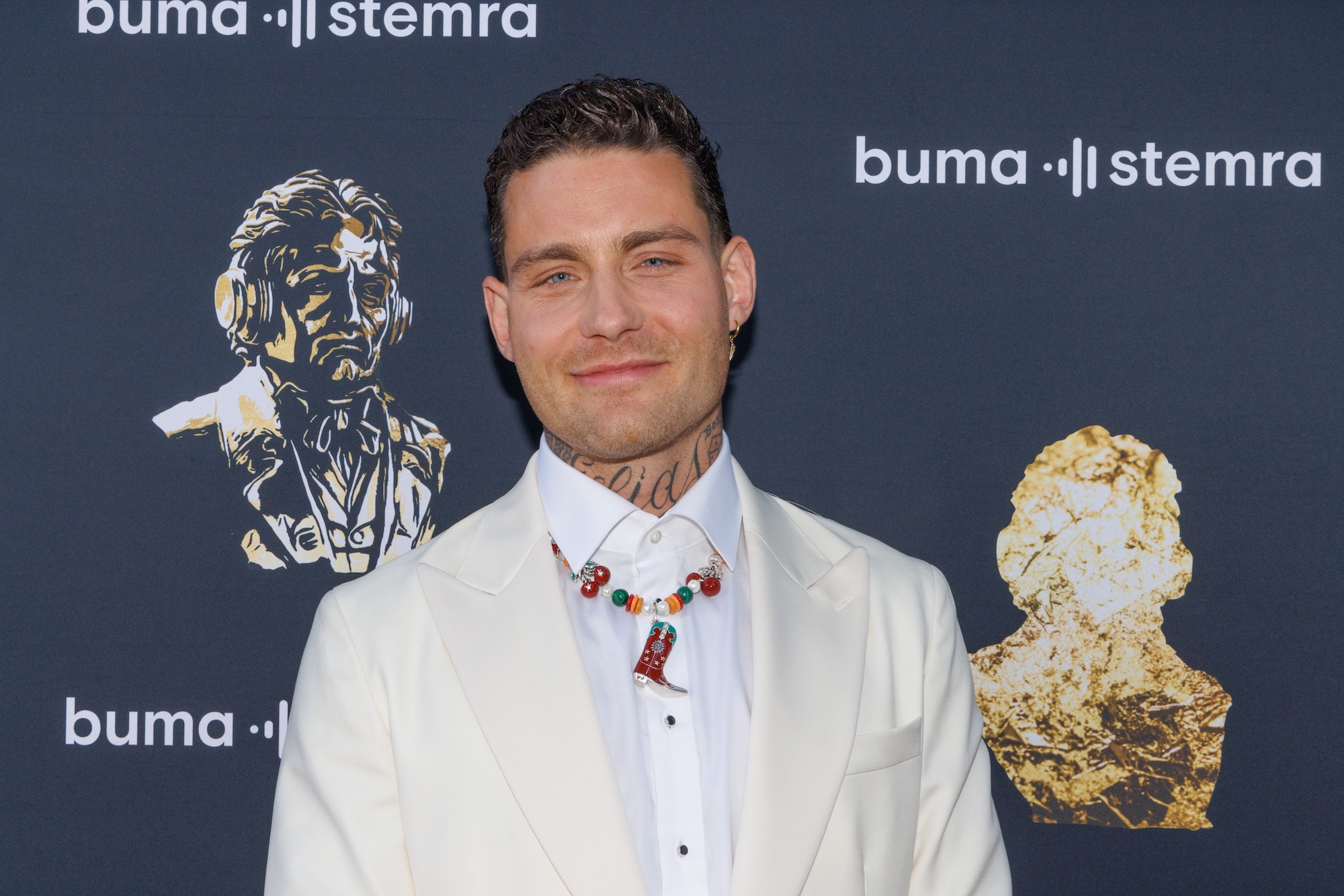 Douwe Bob heeft moeite met beklimming Alpe d'HuZes: 'Emotioneel wrak'