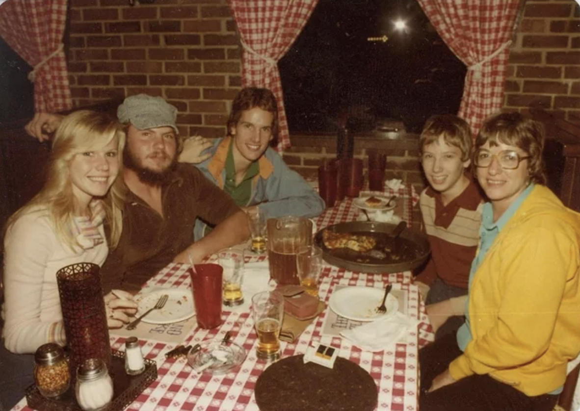 20 Photos Remembering How Pizza Hut Looked Like In The 1970s