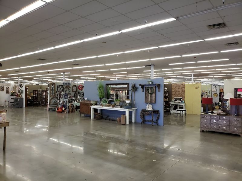 The enormous Alabama antique mall houses over 500 vendors inside a ...