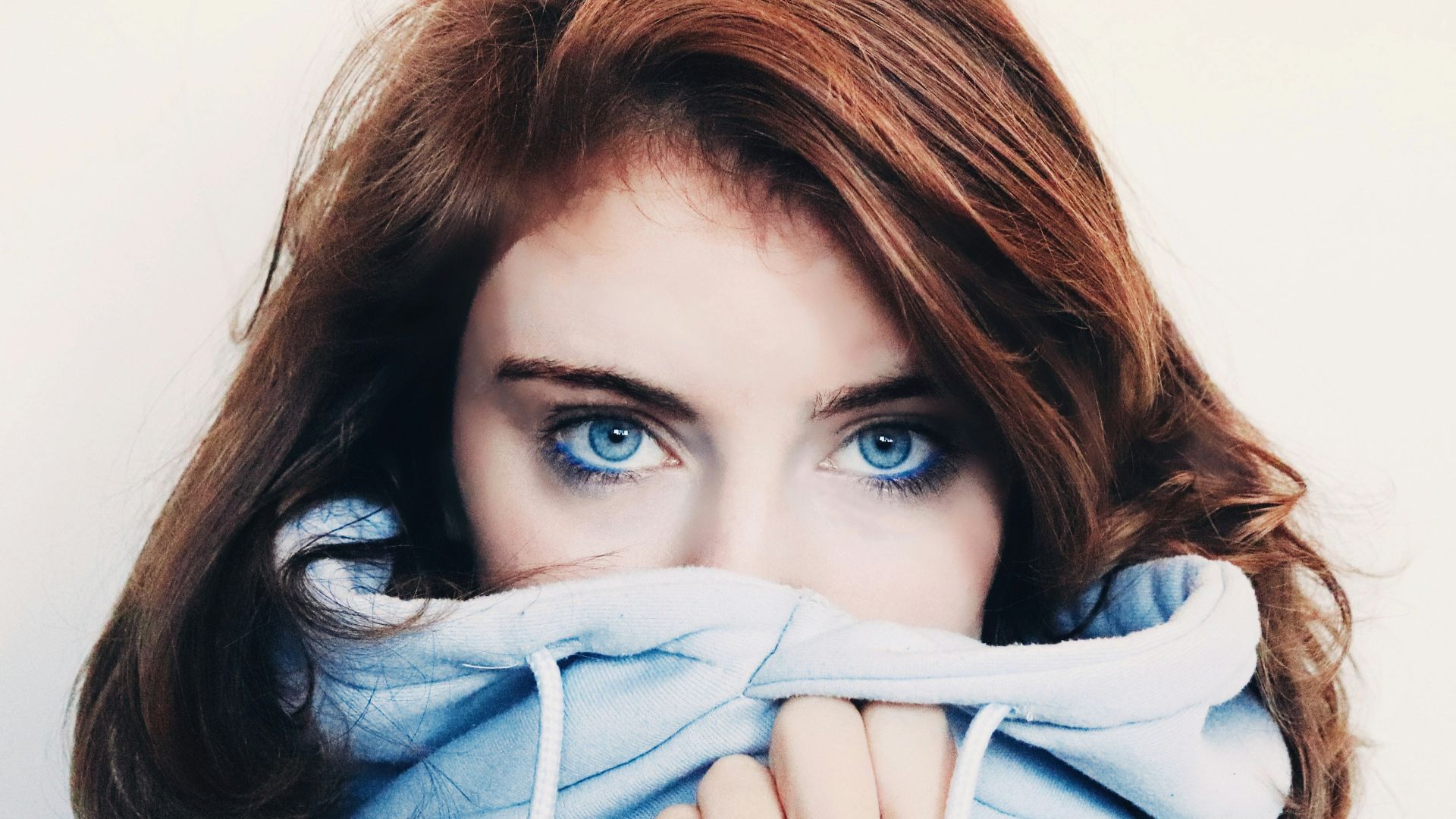 10 colors that make blue eyes pop & 10 that dull them