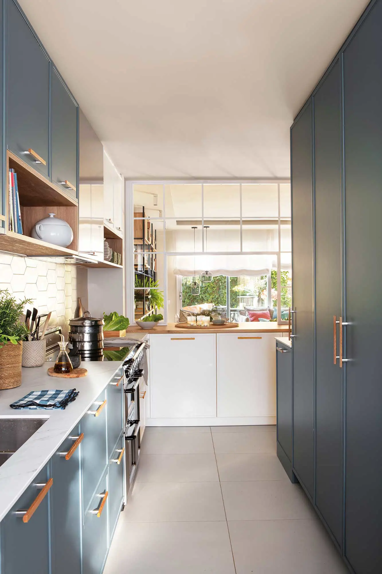 10 ideas de interiorismo práctico para cocinas pequeñas y estrechas