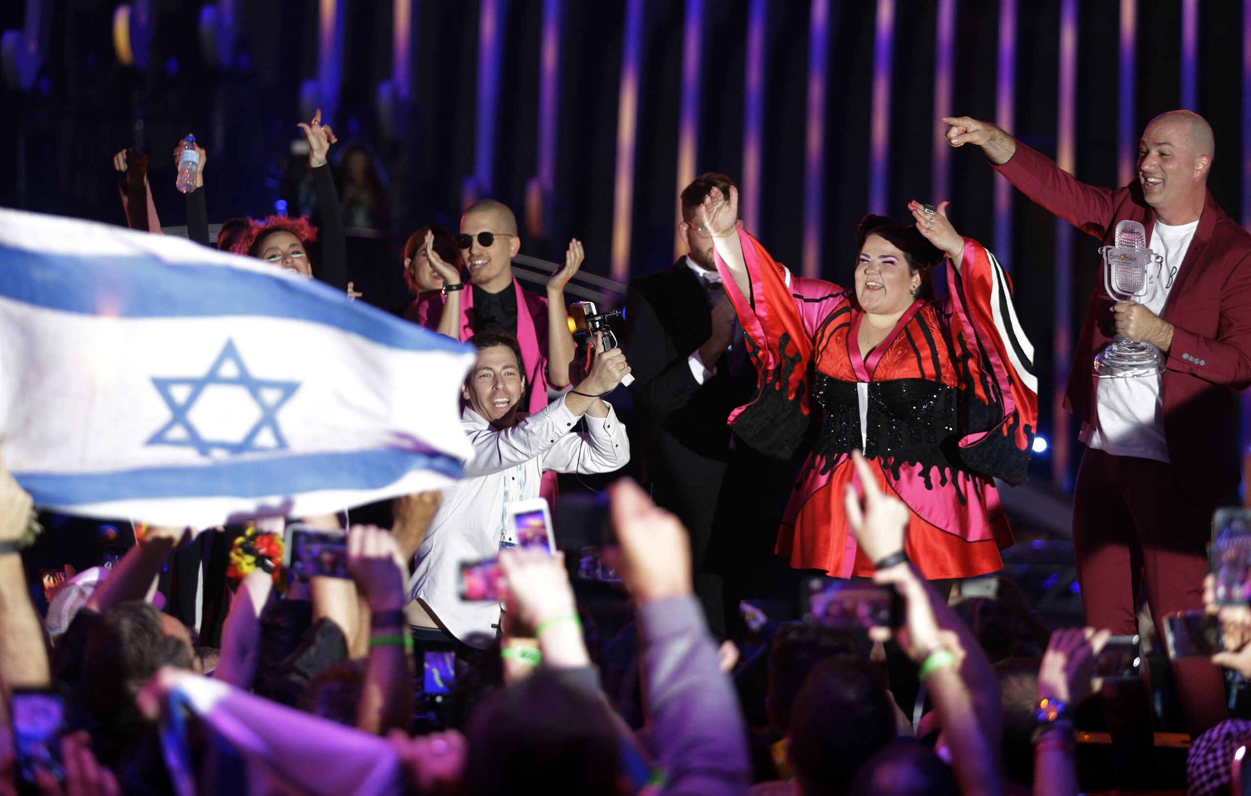 Over 1,000 entertainment figures — including Gene Simmons and Amy ...
