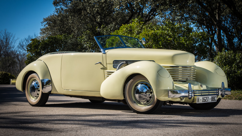 10 seriously cool classic cars with hidden headlights