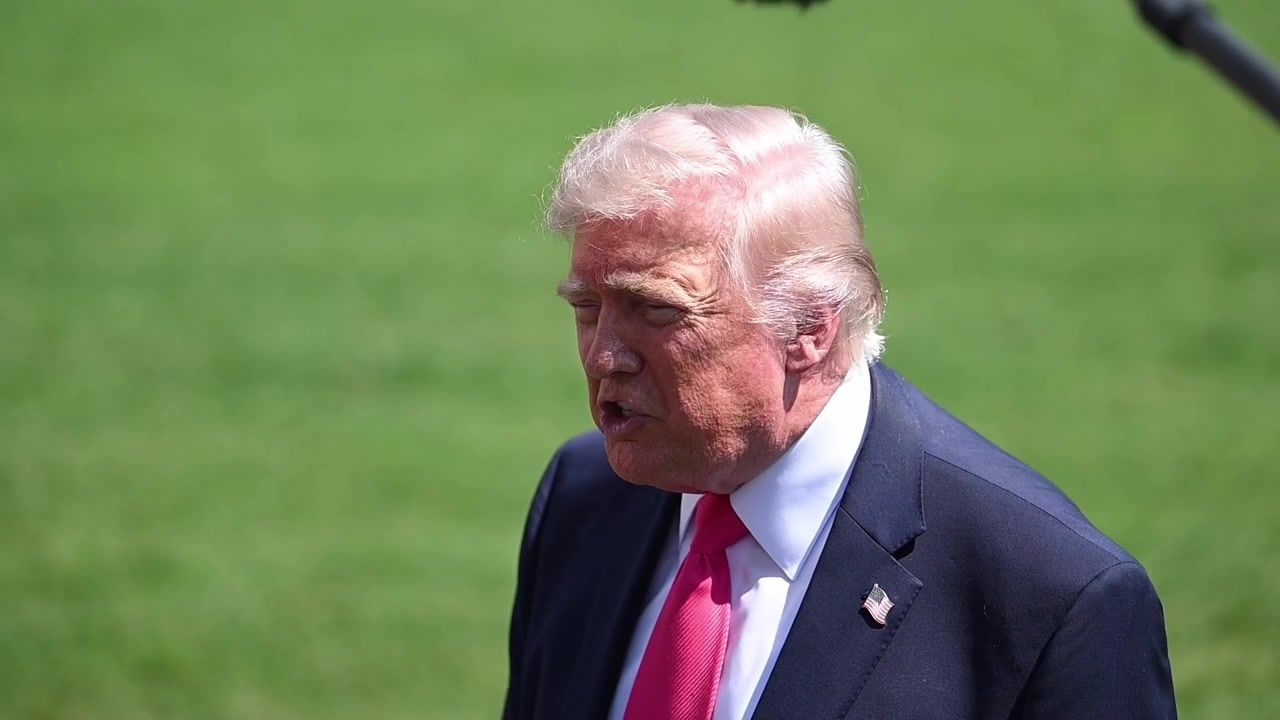 Fox News viewers fume 'he is such a moron' as Trump poses bizarre question