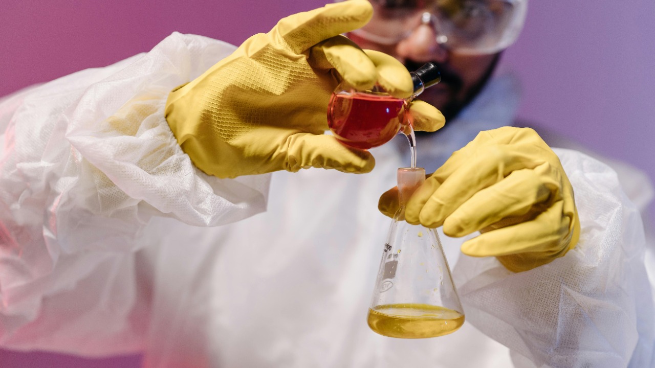 Northwestern chemists convert natural gas to liquid fuel at mild conditions