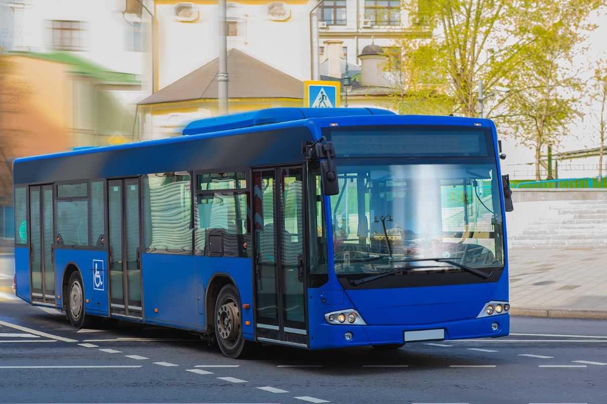 Autobus troppo lunghi in Puglia: sprecati 26 milioni di euro del PNRR