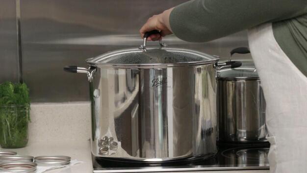 How to prepare a water bath for canning