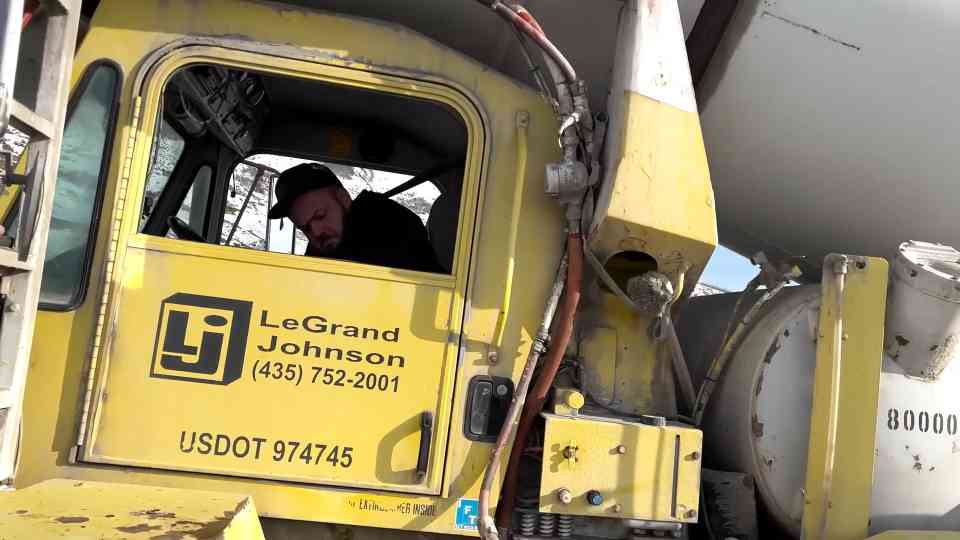 We took a concrete mixer off-road to test it - one mistake could cost ...