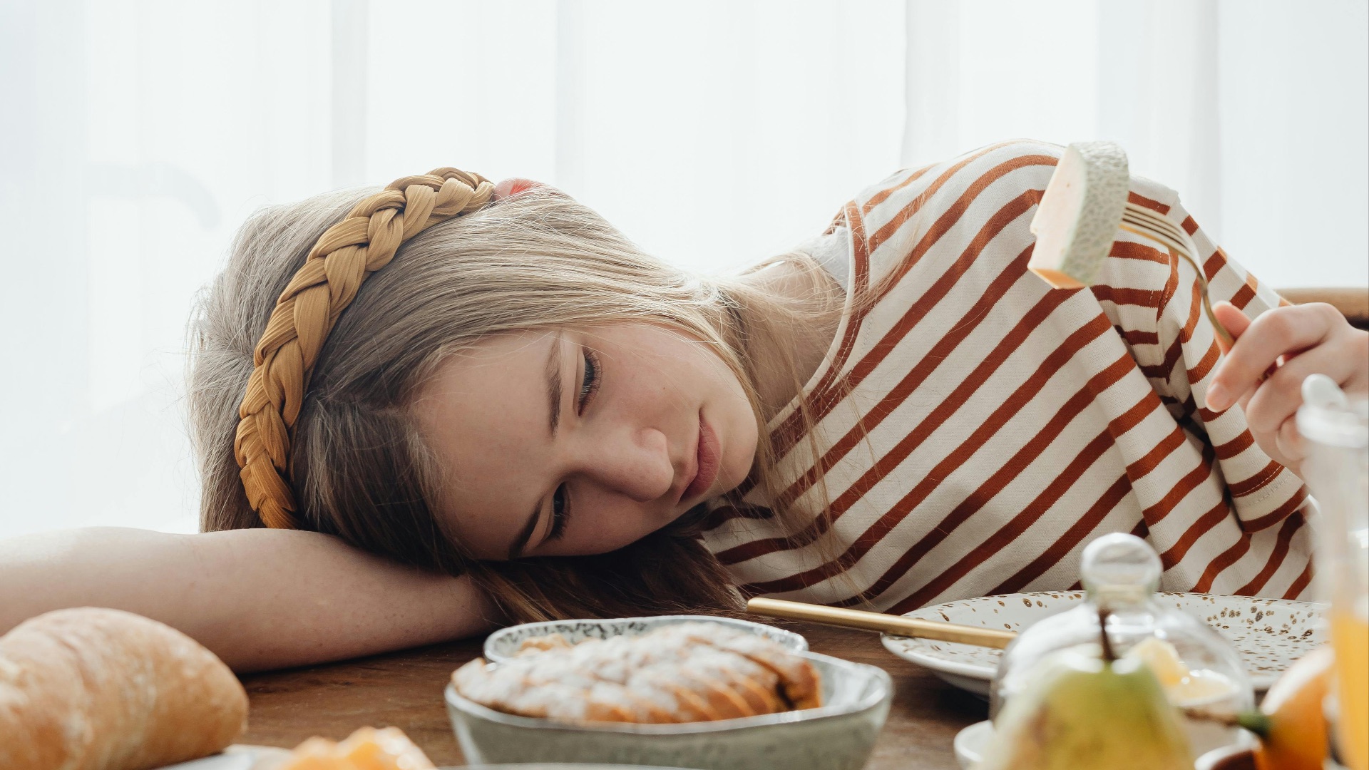10 foods to eat after a night of no sleep & 10 to avoid