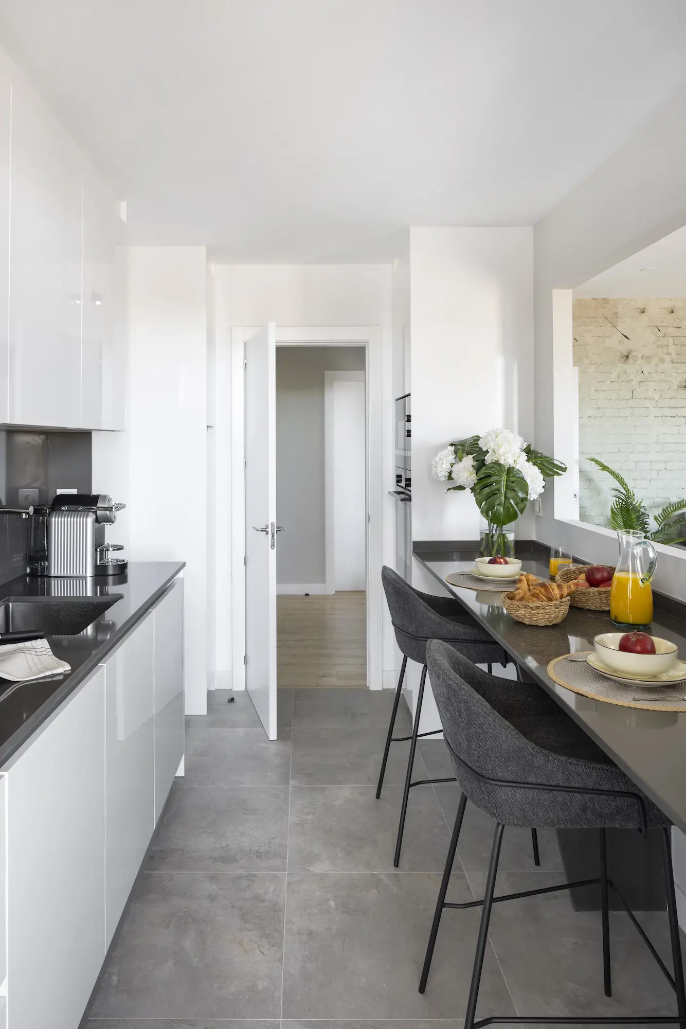 10 ideas de interiorismo práctico para cocinas pequeñas y estrechas