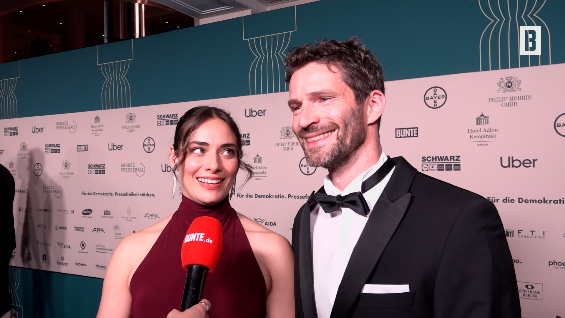 Sie ist Tänzerin: Arne Friedrich zeigt seine neue Freundin Danielle Bezaire