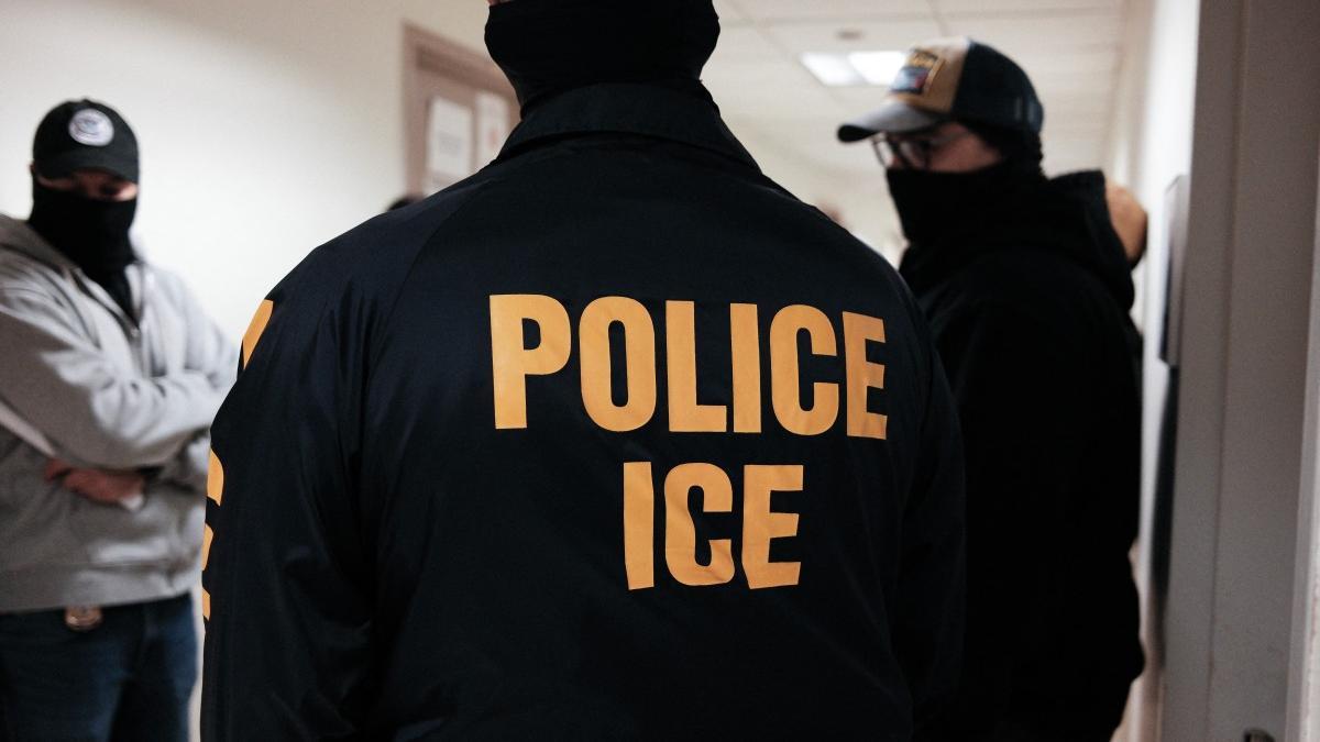 Donald Trump nomme Lance Schroyer à la tête de l’ICE, la police ...