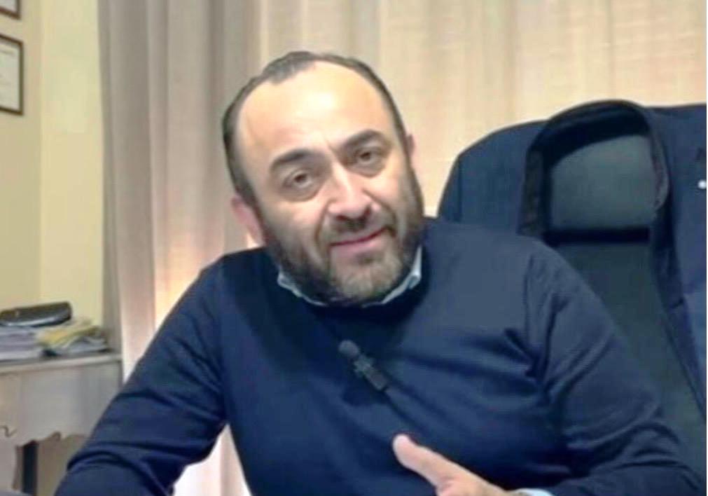 “Mi ha staccato l’orecchio a morsi!”. Cliente denuncia barista