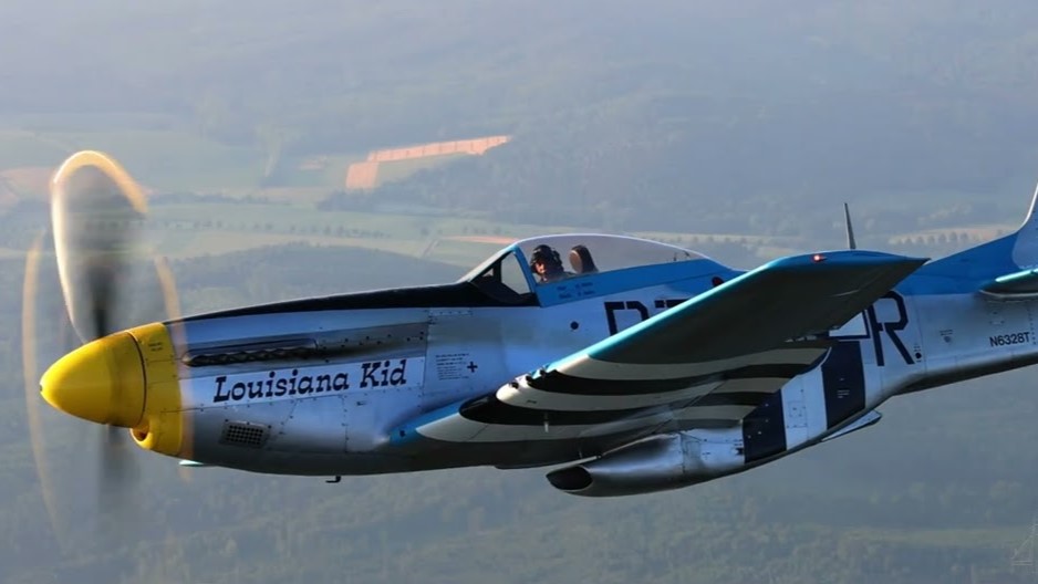 Watch this P-51 Mustang fly in close formation - "You feel the power ...