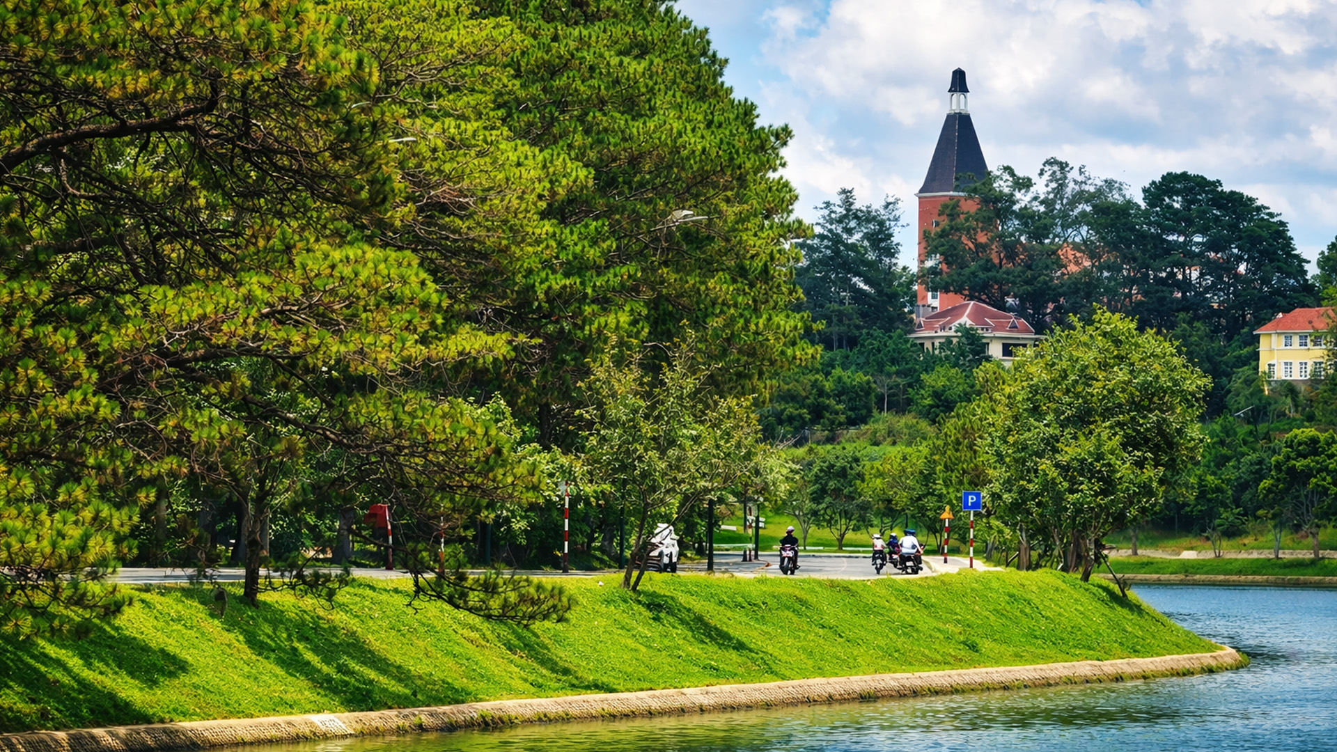 A perfectly calm lake hidden among the hills of Da Lat