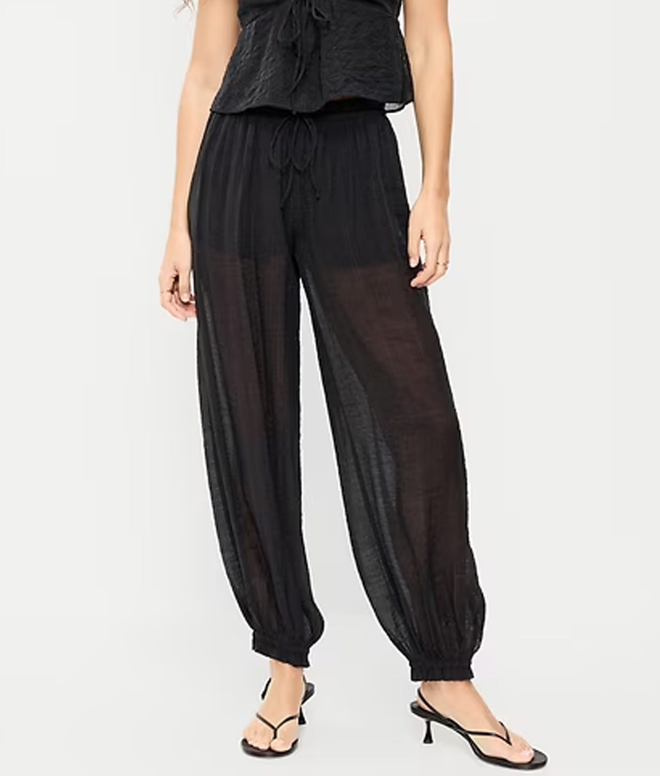 Millennials and Gen Xers can't believe these '90s pants are back in style