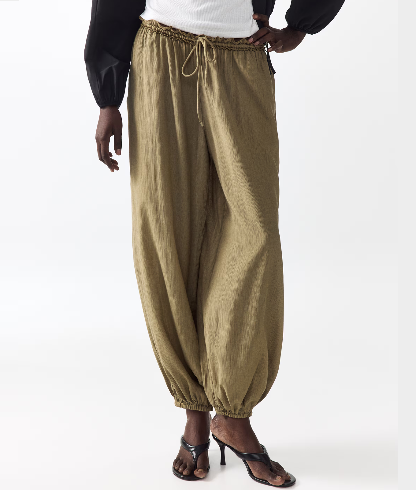 Millennials and Gen Xers can't believe these '90s pants are back in style