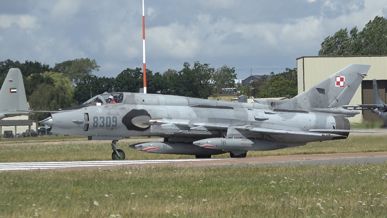 Watch this Su-22 roar down the runway - "The sound hits before it lifts"