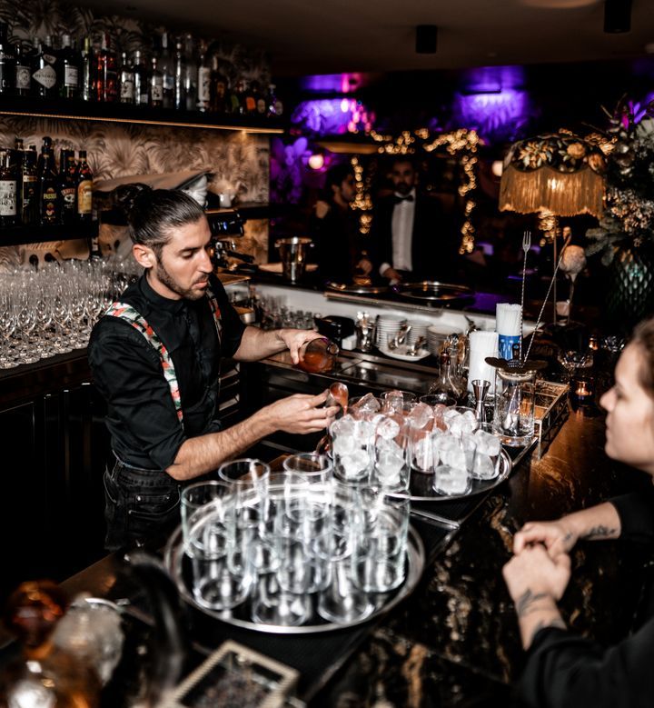 Exhausted bartender closed up, then found a note