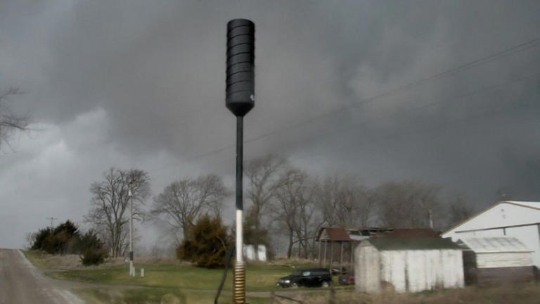 Storm chasing grows in popularity as Iowa officials urge safety-first ...