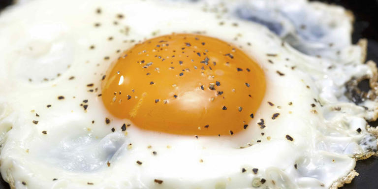 You'll never break a fried egg yolk again with this genius tip