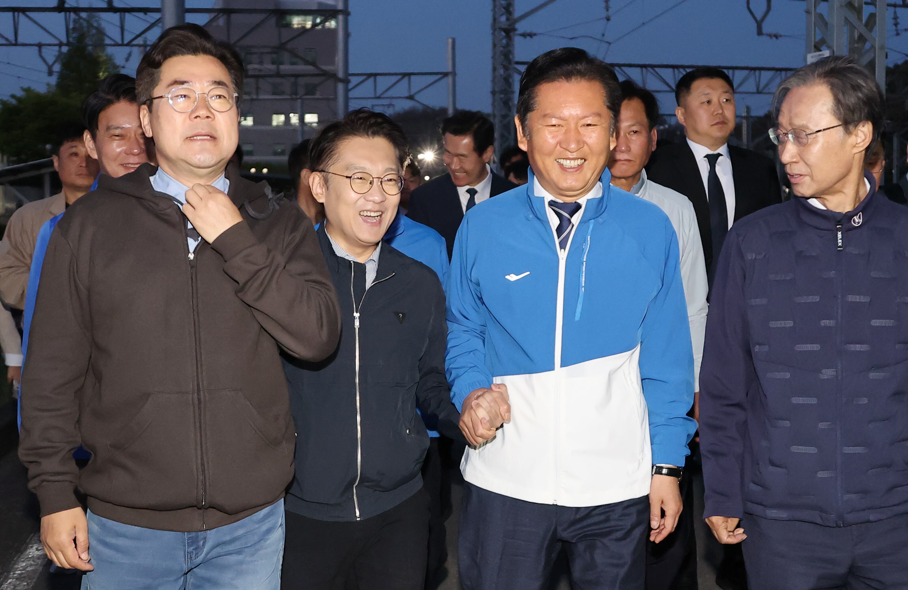 Democratic Party leader Jung visits Kim's constituency post-nomination