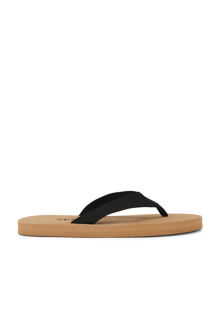 Elsa wore flip-flops with the leggings color that looks richer than ...