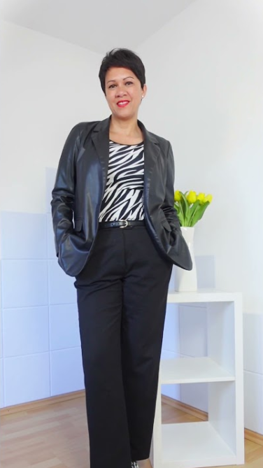Klassische Stoffhose mit Zebra-Print und Lederblazer