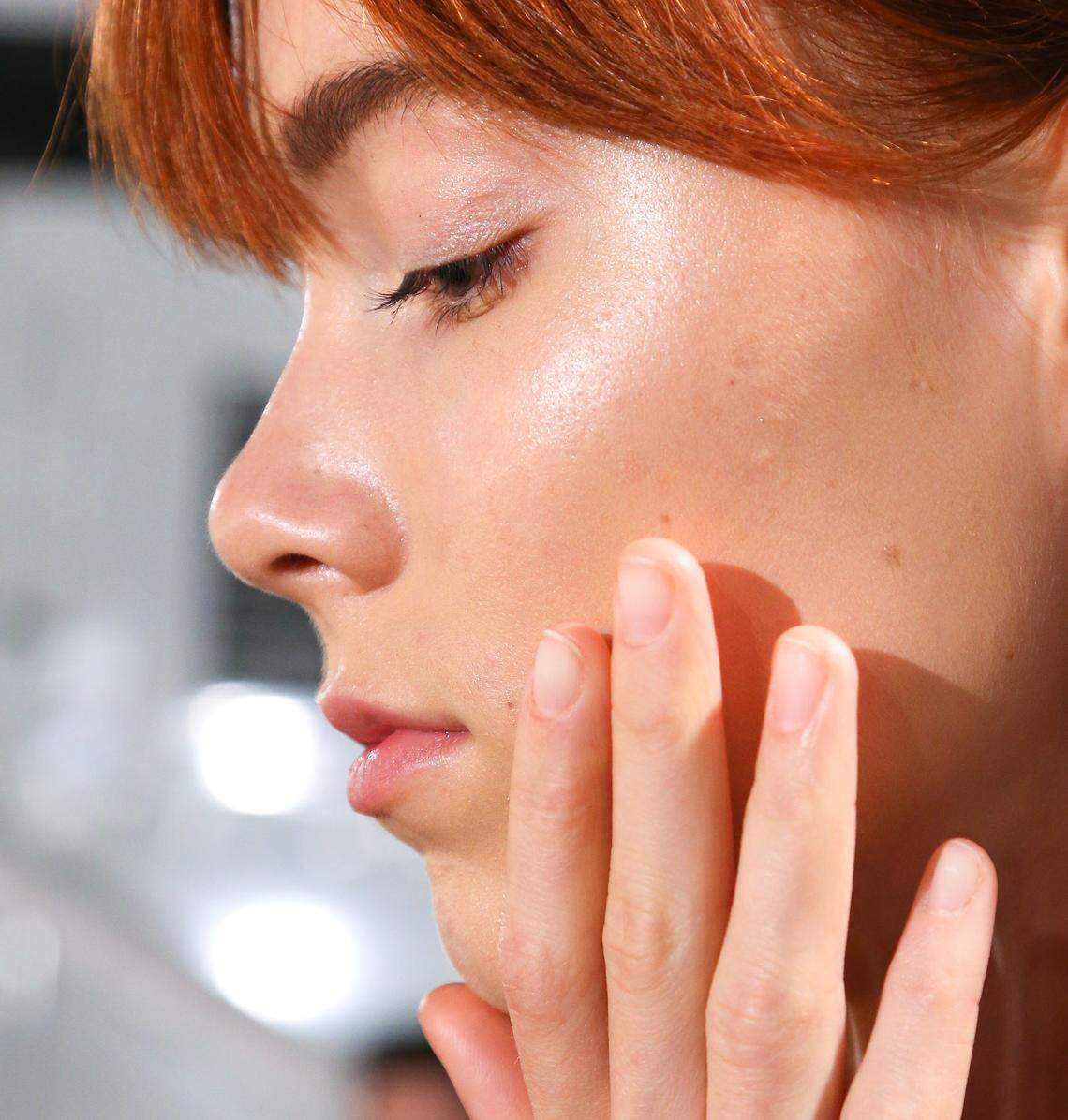 Dermatologist-recommended morning habits for reducing fine lines around ...