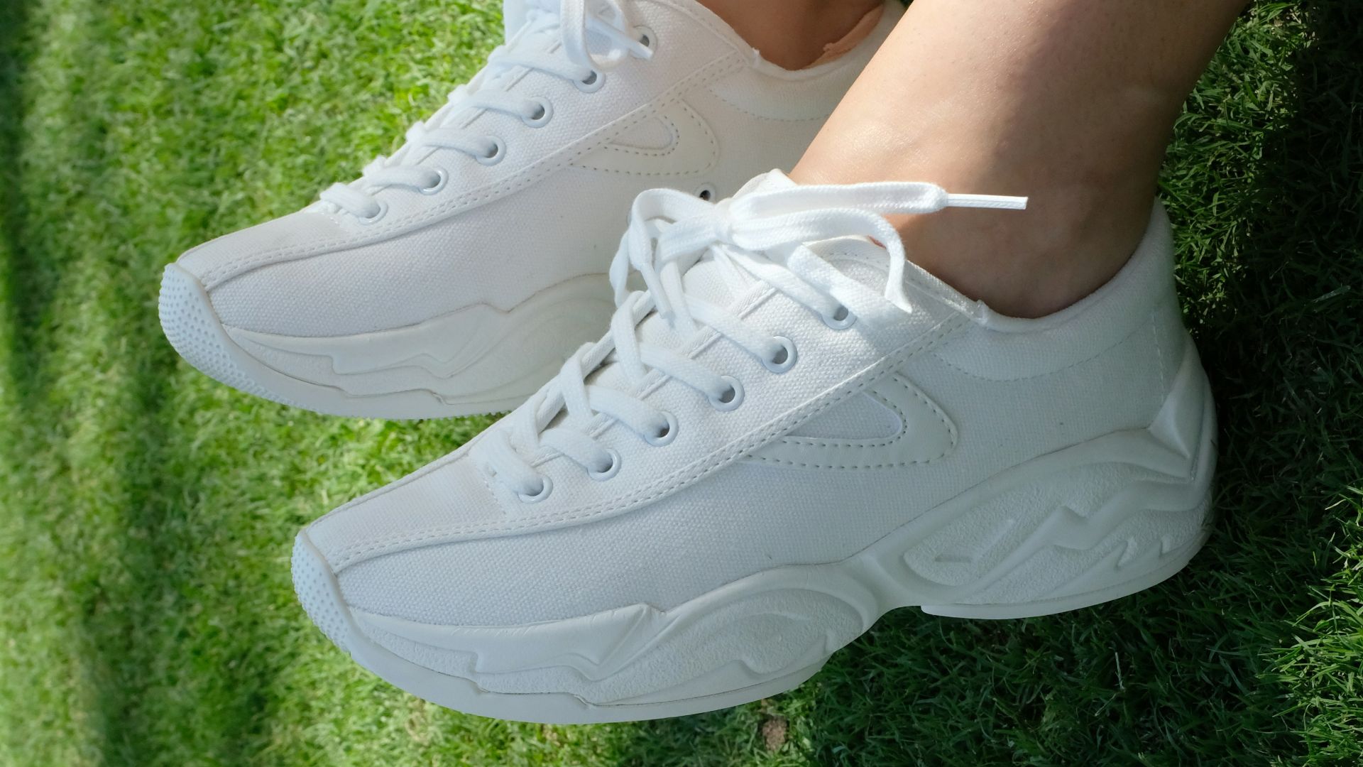 10 things people wear to seem low-maintenance & 10 that scream high drama