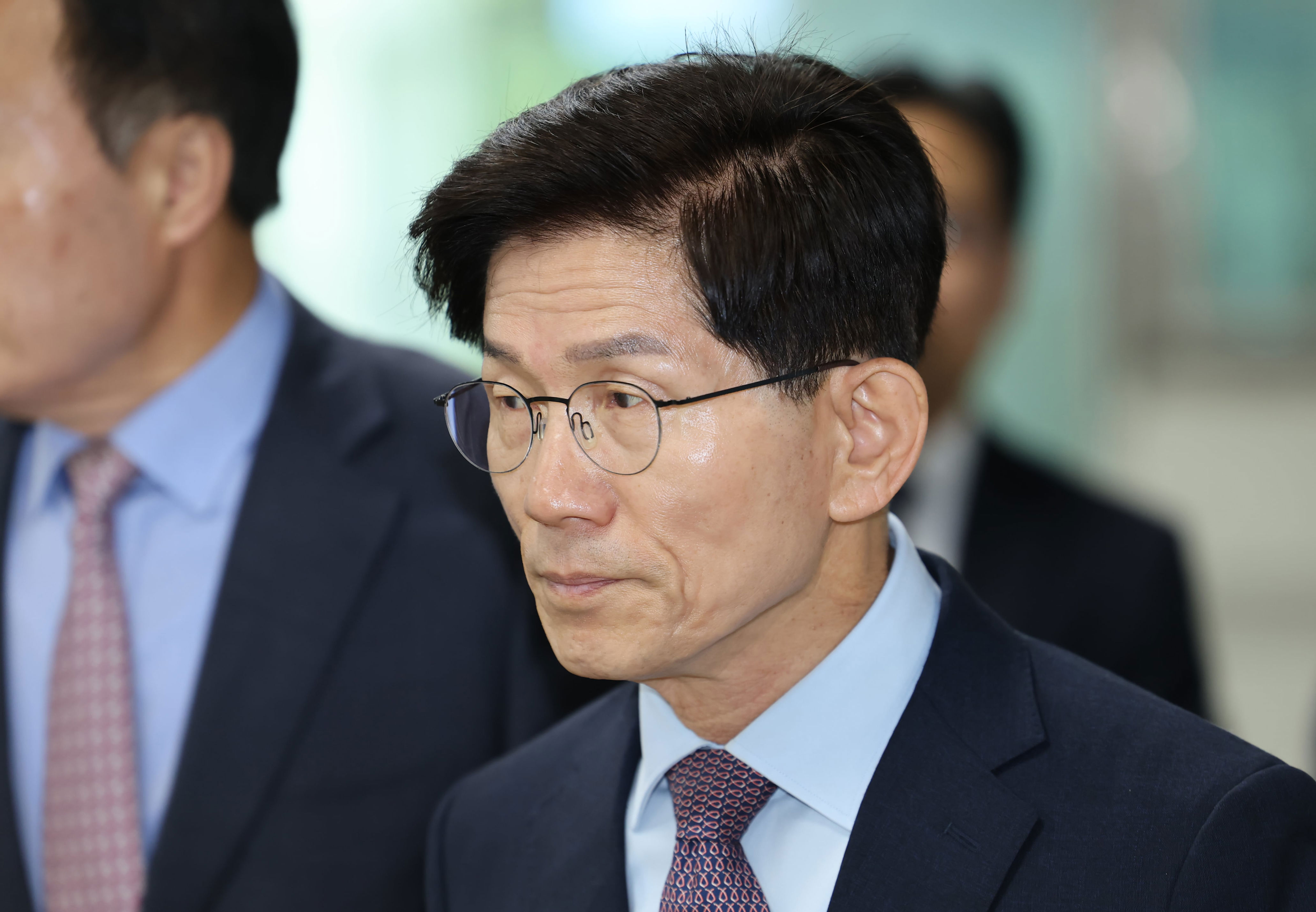 Former minister Kim Moon-soo fined for business cards at train station