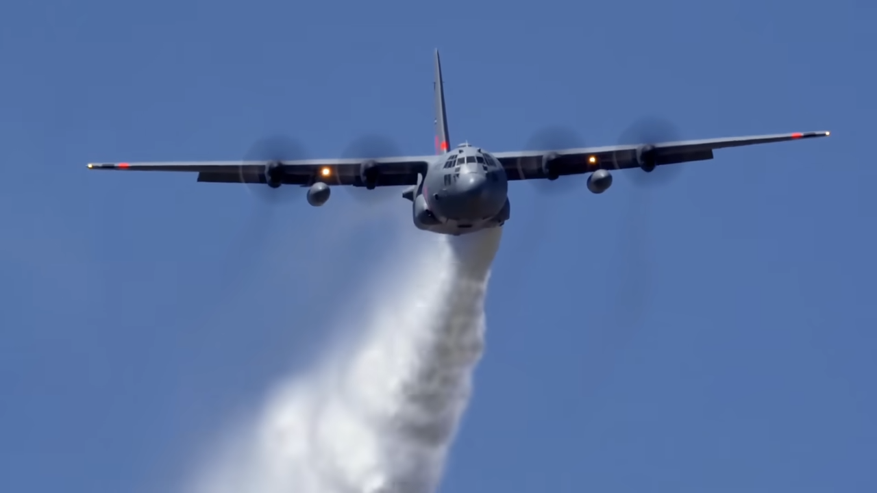 Watch a plane dump 3,000 gallons like a bomb - "Shockwave effect"