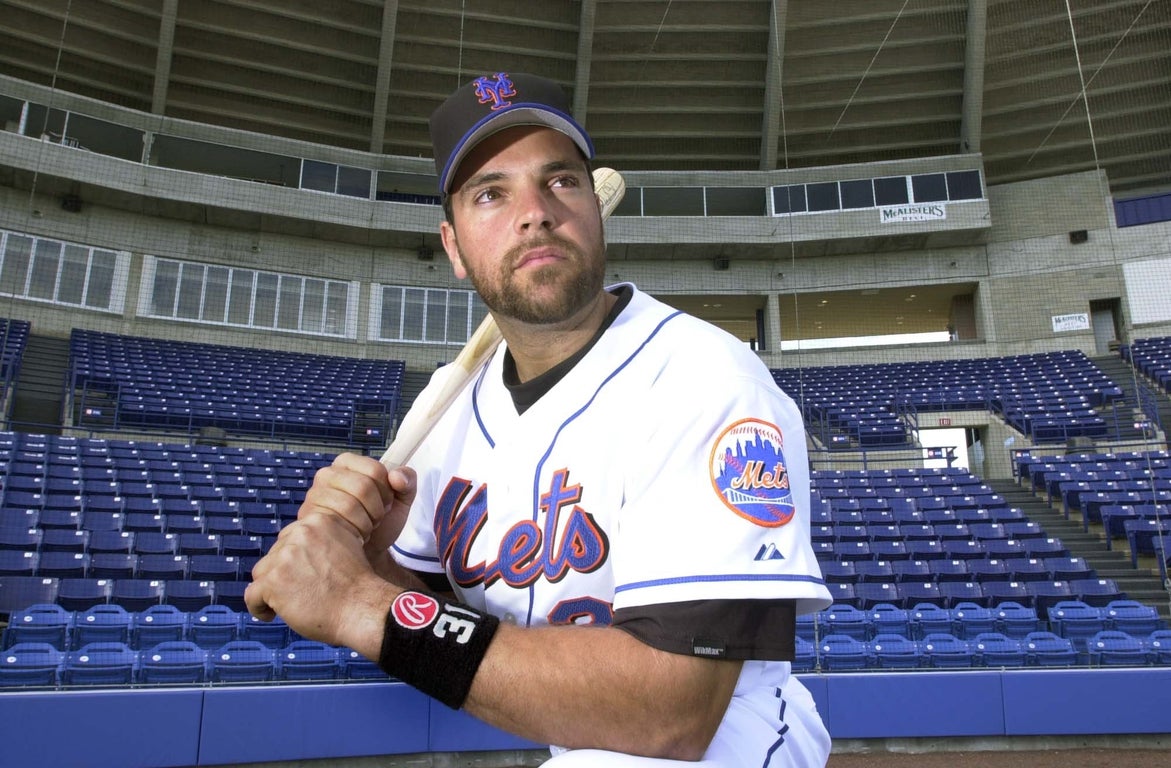 Mike Piazza, iconic 1990s slugger we can’t get enough of, in photos
