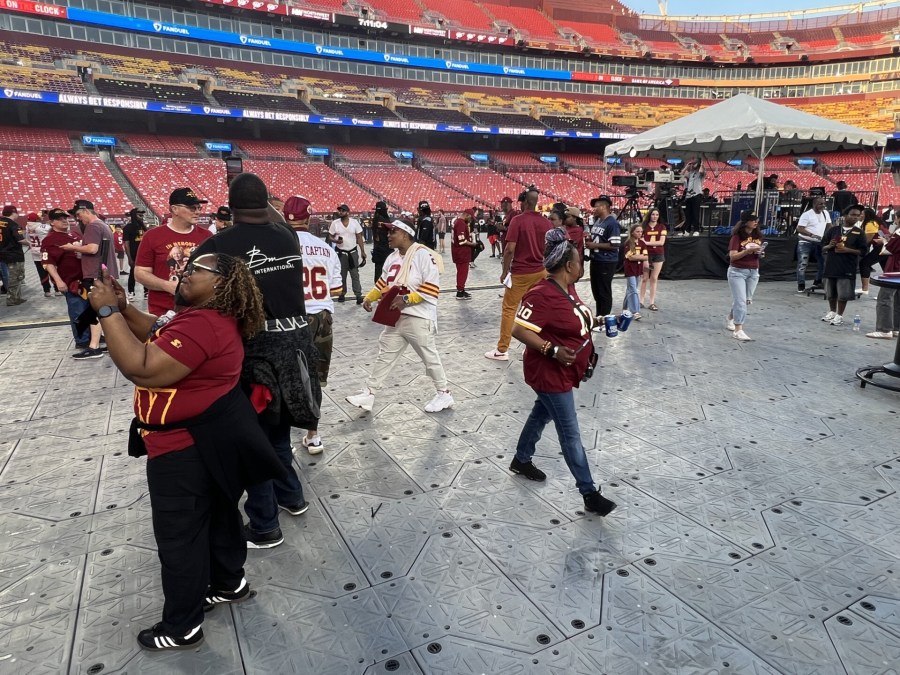 Thousands of Commanders fans pack Northwest Stadium for NFL draft watch ...