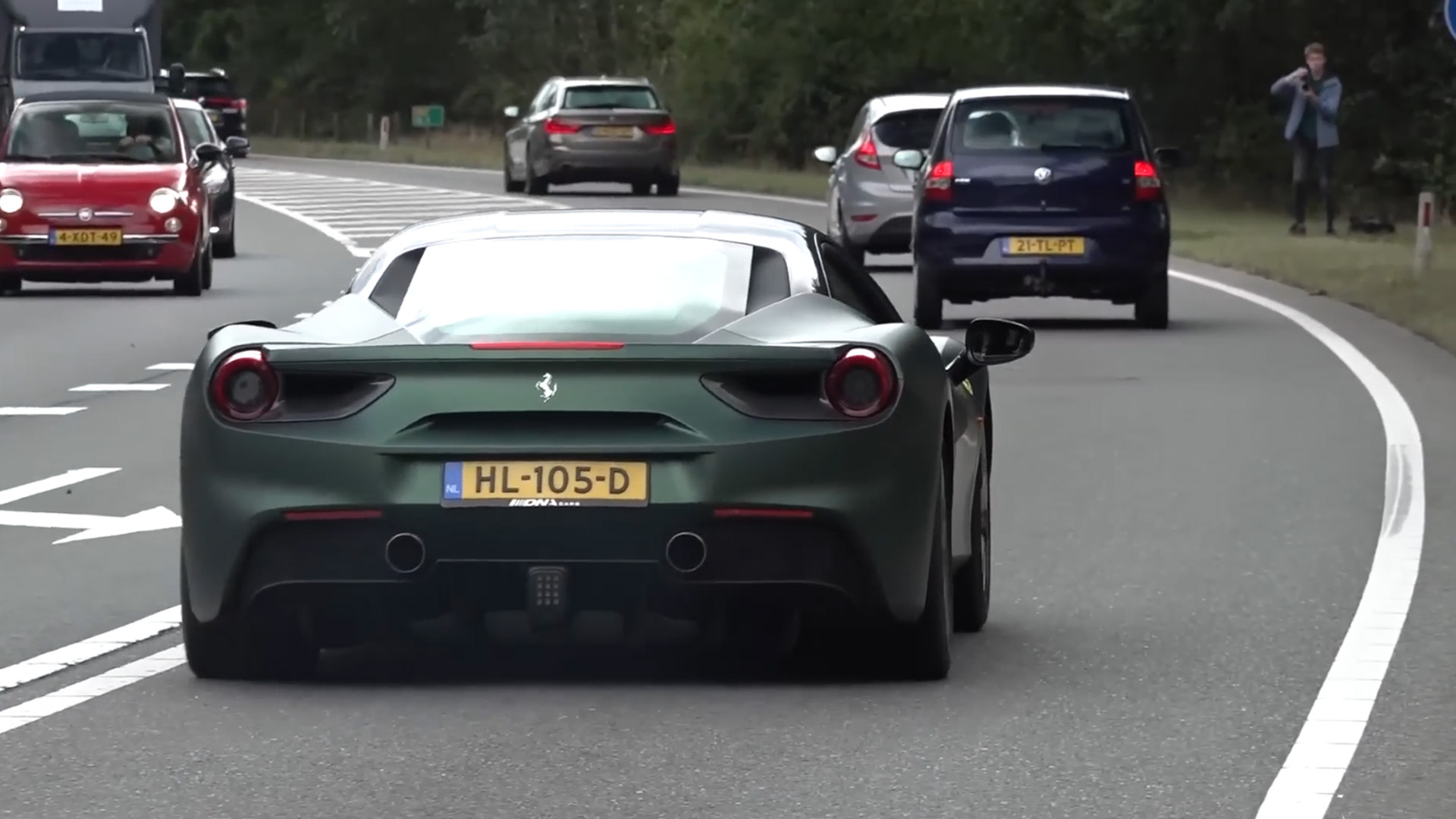 Ferrari 488 Sprigiona un'accelerazione brutale in una strada trafficata