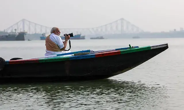PM takes boat ride on Hooghly river in Kolkata, tries his hand at ...