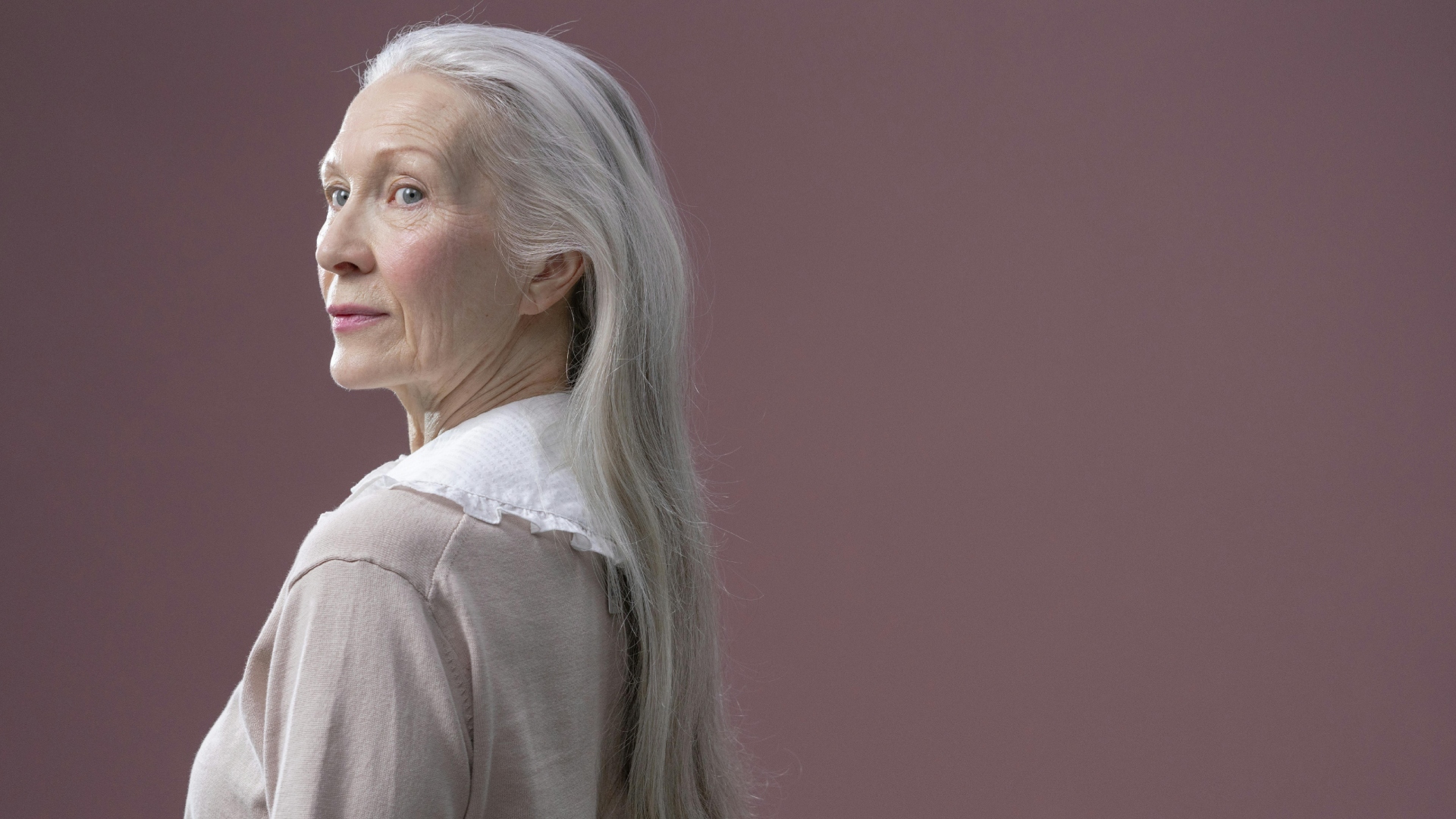 Grey blending, the method that reinvents the transition to grey hair
