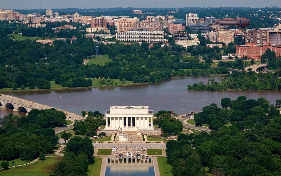 Trump begins blue resurfacing of Lincoln Memorial Reflecting Pool