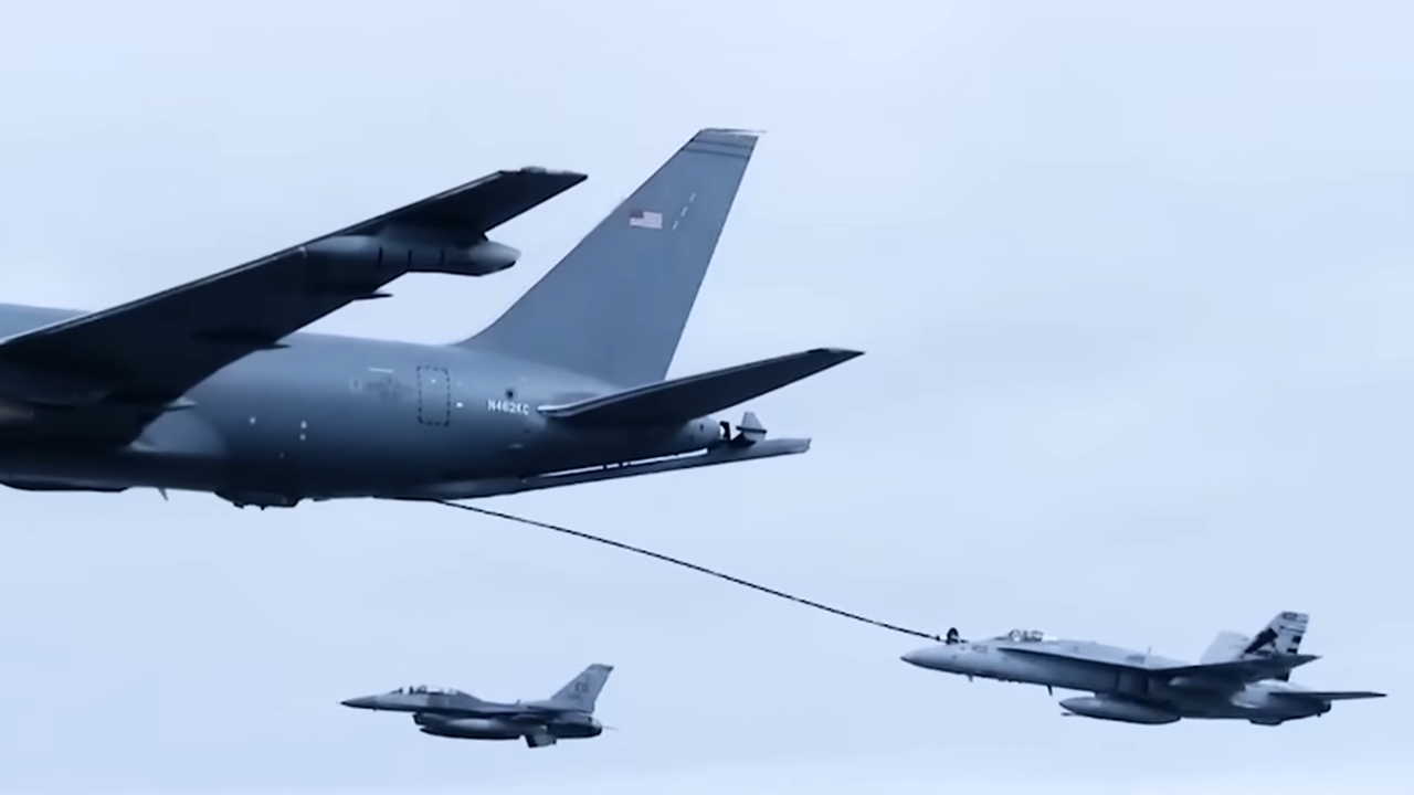 Watch a 200,000 lb US tanker refuel jets mid air - Massive power